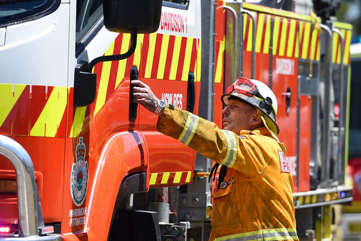 Tony Abbott joins firefighters in Sydney | The New Daily