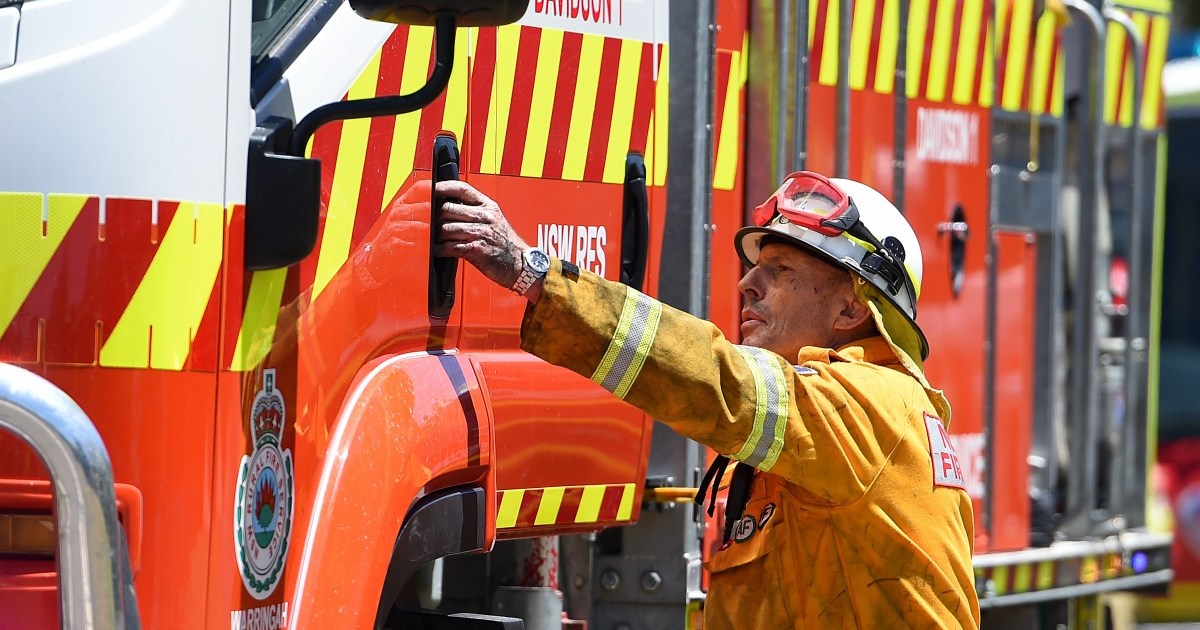Tony Abbott joins firefighters in Sydney | The New Daily