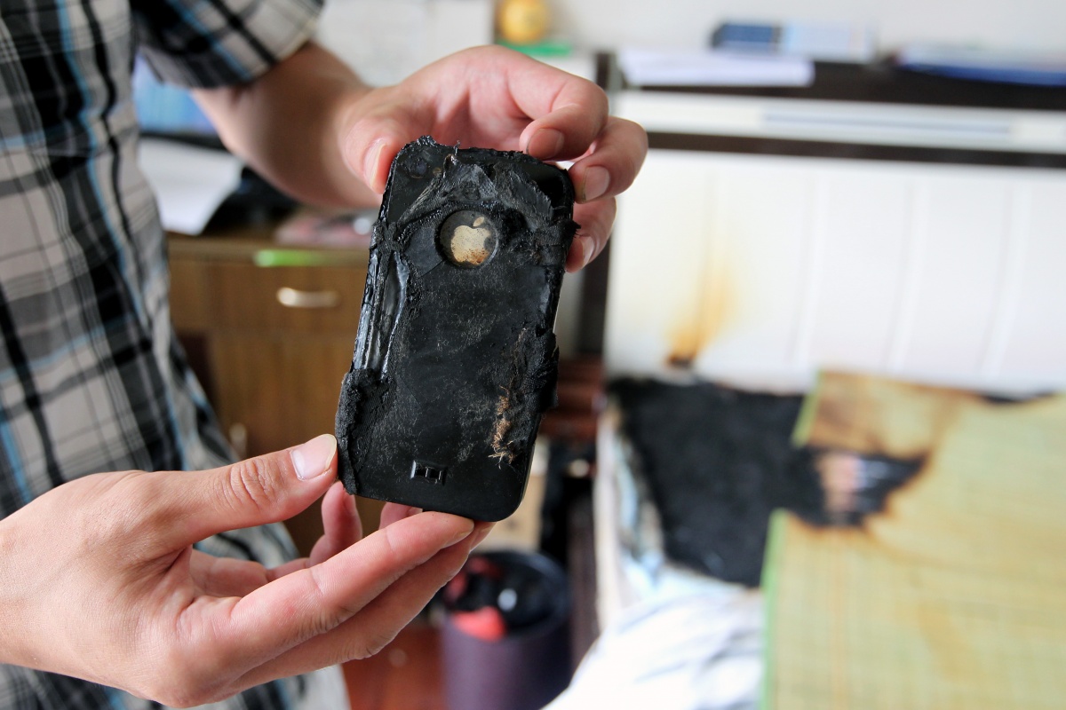 Apple iPhone batteries reportedly exploding, shutting down