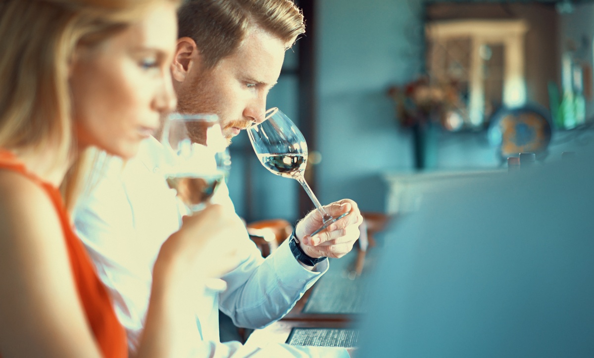 How to drink wine properly, according to the experts