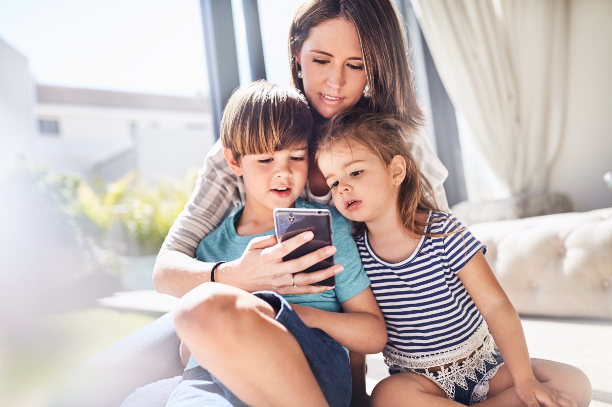 Screen-obsessed parents need to check their own habits before ...
