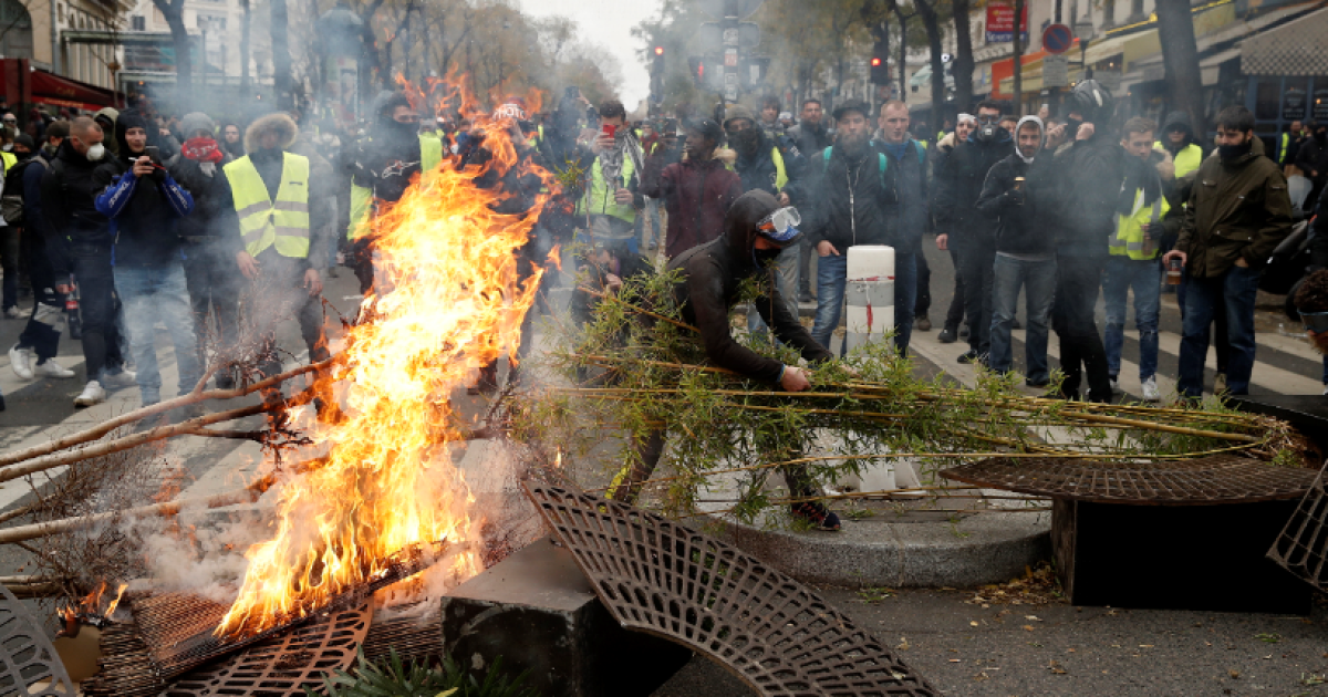 Paris under siege: Fourth weekend of riots and mass arrests begins with ...