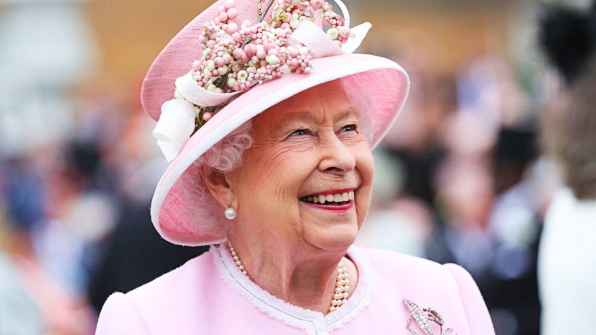 ‘Mild symptoms’ as Queen tests positive for COVID