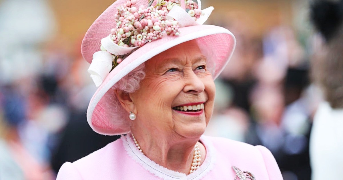 ‘Mild symptoms’ as Queen tests positive for COVID