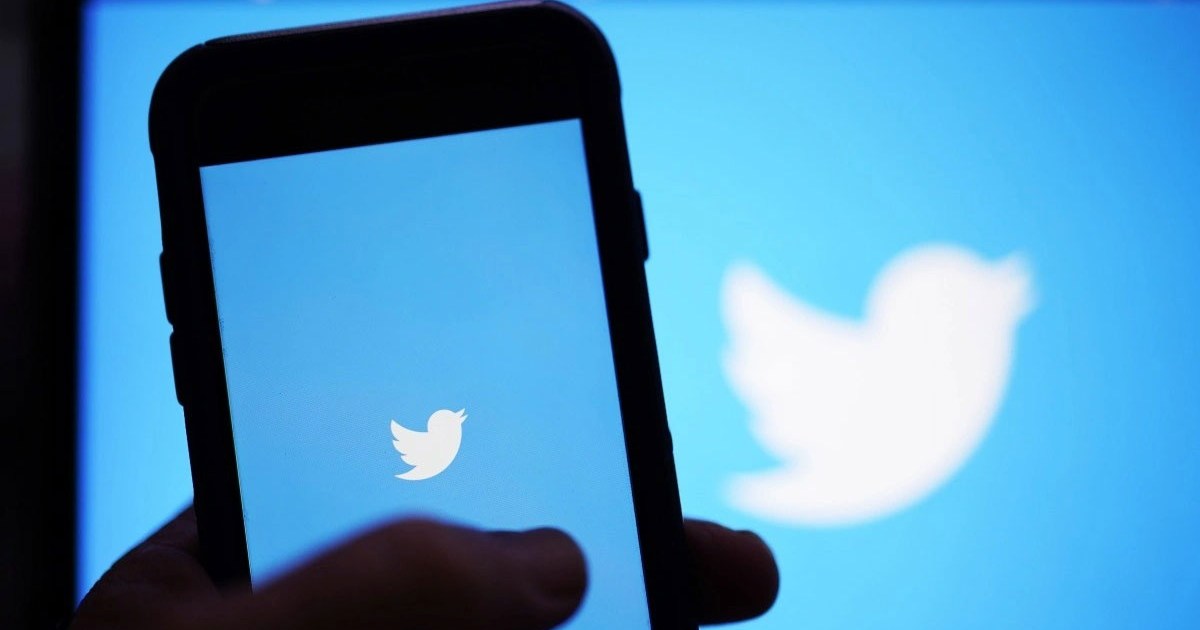 Twitter bans links to social media rivals