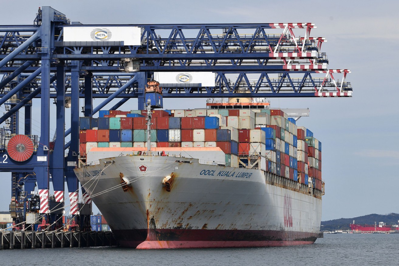 PM urges 'good faith' talks to end port dispute