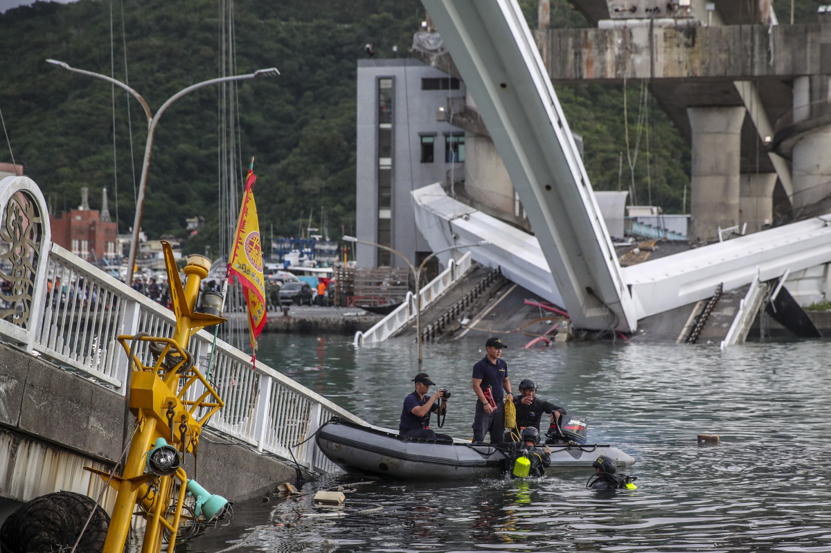 Dozens of casualties as Taiwan bridge collapse crushes boats below