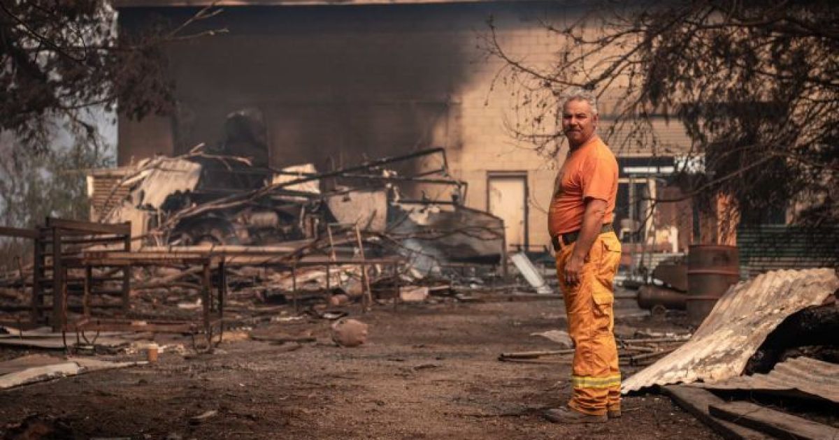 Backburning near NSW 'mega fire' destroyed up to 20 buildings