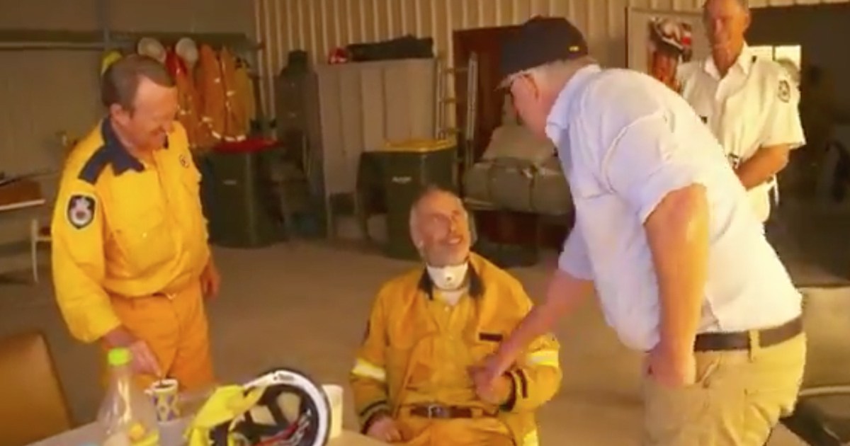 Firefighter snubs PM, hours after heckling by bushfire locals