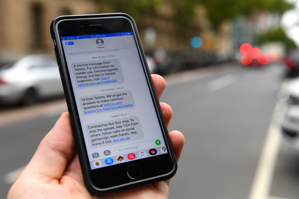 Mass text messages urge Australians to 'stay at home'