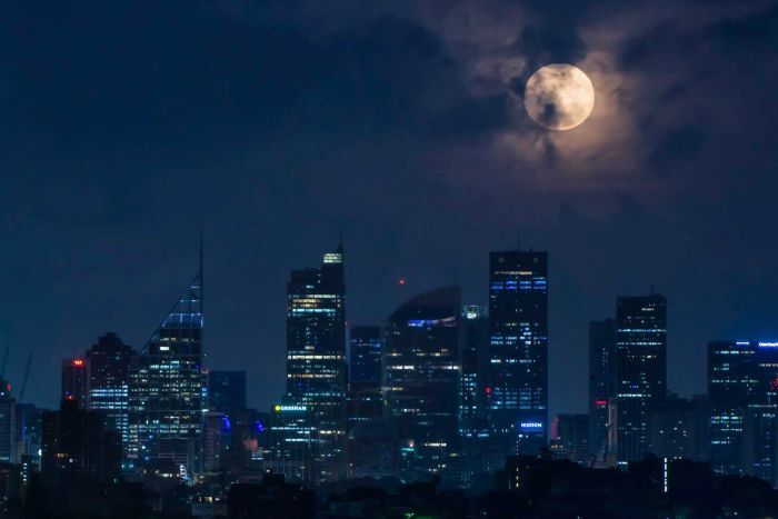 April sky guide: A ‘super pink Moon’ and a cosmic ladder of planets