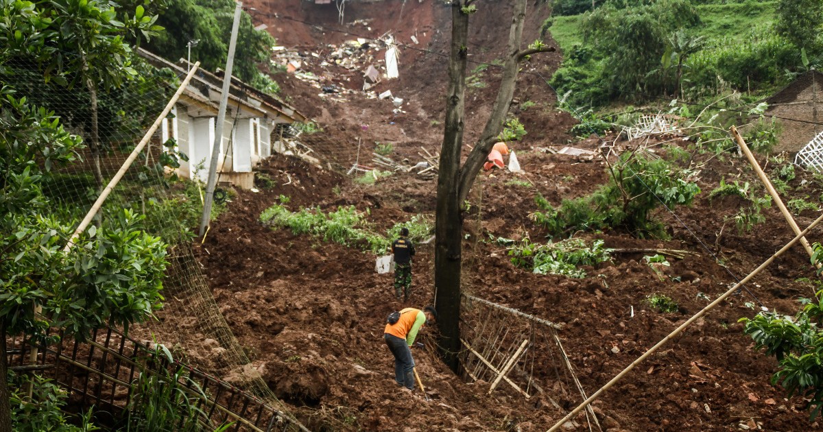 Java, Indonesia: Rescuers killed while searching for landslide victims