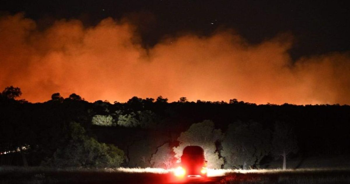 More homes feared lost as Perth fire continues to burn out of control