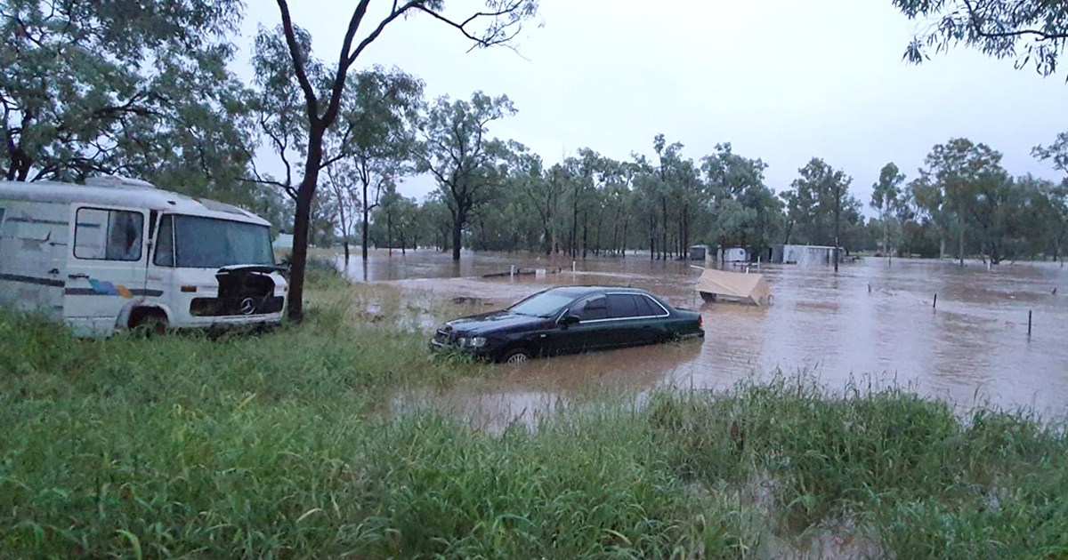 Roof-top rescues, evacuations as central Queensland town floods