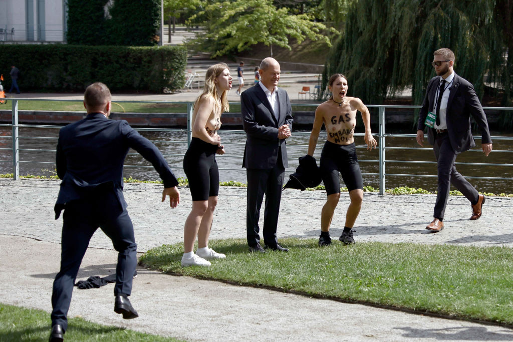 Germany: Topless women at Scholz press conference protest Russian gas