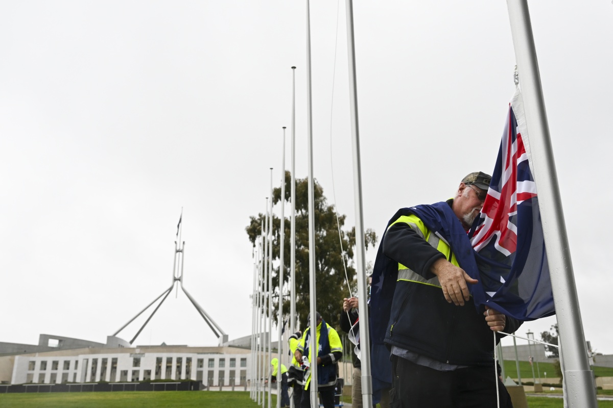 Flags lowered as Australians remember 'extraordinary' monarch