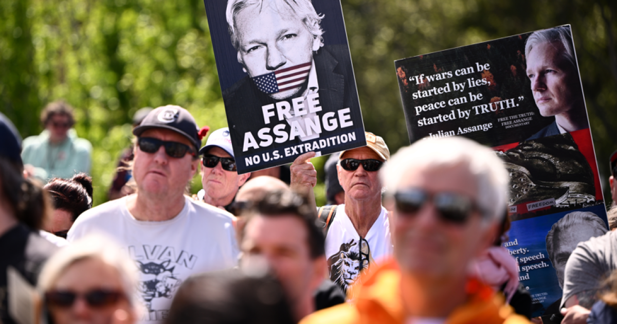 Melbourne rally demands freedom for Julian Assange