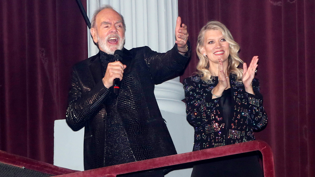 Neil Diamond wows Broadway with surprise Sweet Caroline