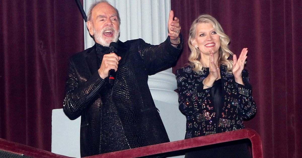 Neil Diamond wows Broadway with surprise Sweet Caroline