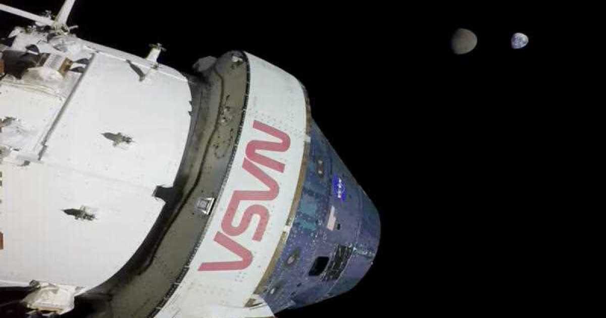 NASA's moon capsule heads for splashdown