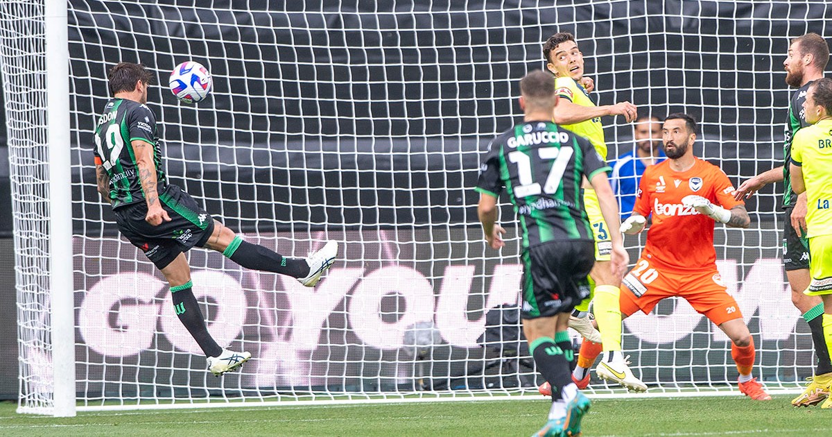 Western United overcome red card to beat Melbourne Victory 1-0