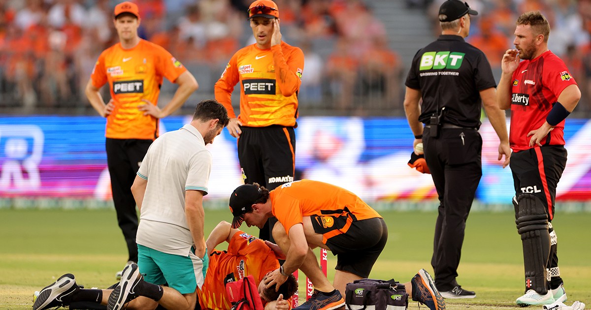 Perth Scorchers beat Melbourne Renegades despite nasty injury