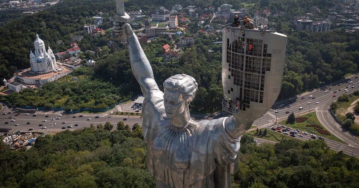 Ukraine removes Soviet symbols from Kyiv monument Ukraine removes Soviet symbols from Kyiv monument