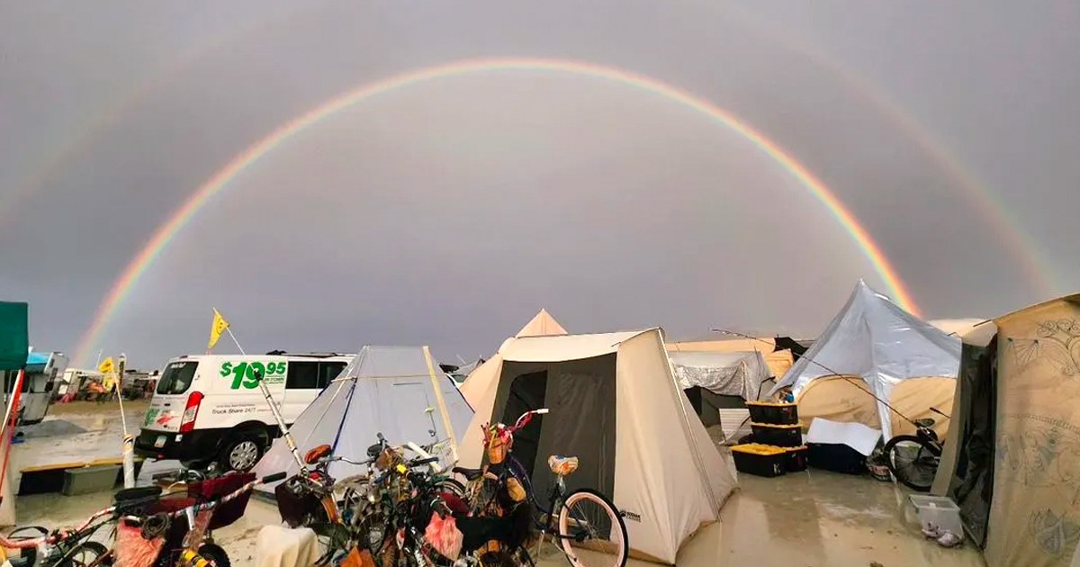 Burning Man flooding strands tens of thousands, one dead