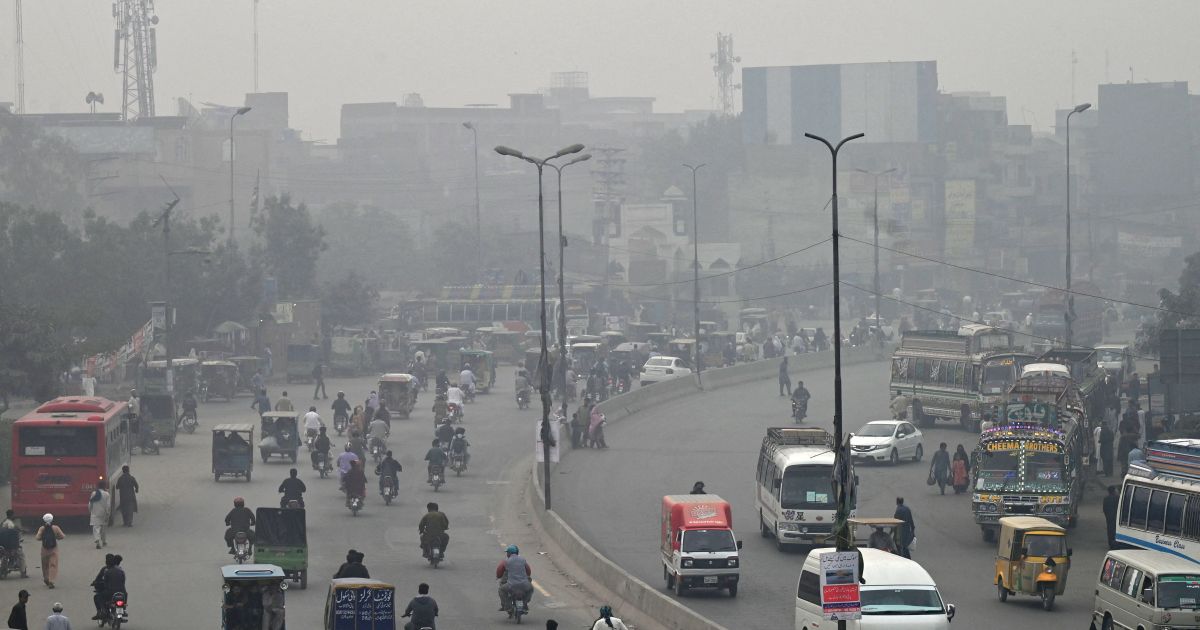 Heavy smog in Pakistan makes tens of thousands sick