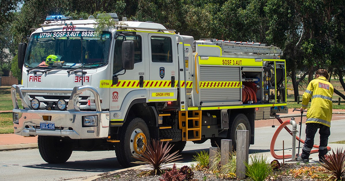 Residents of Lancelin told to flee to the ocean as bushfire nears