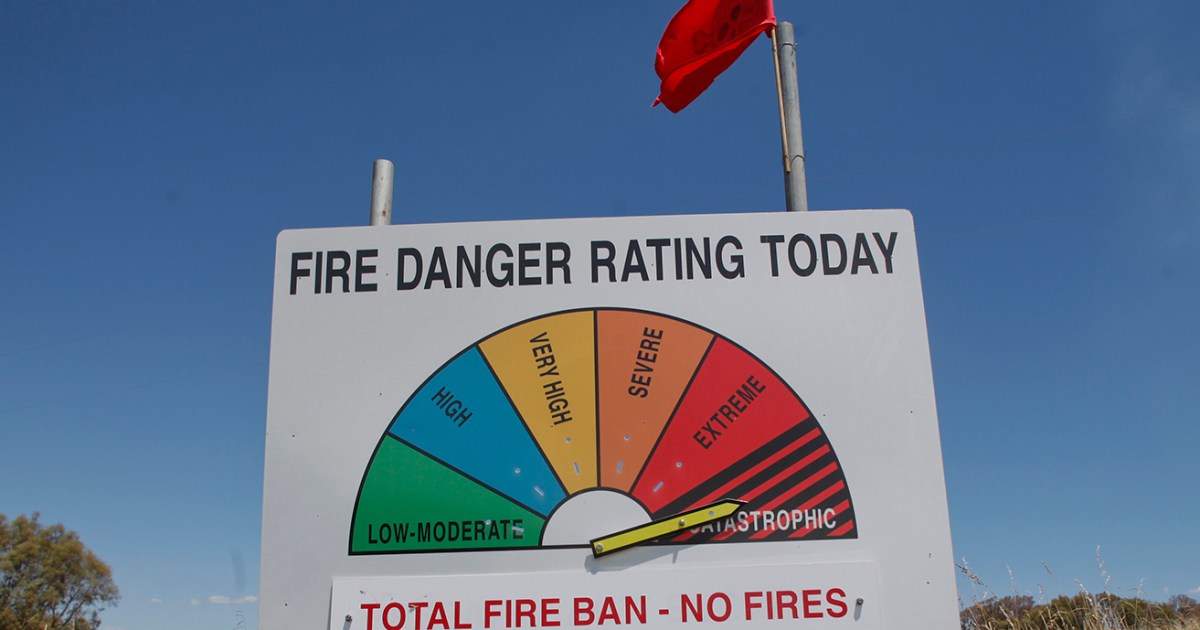 'Too late to leave': Out-of-control fires threaten Vic communities