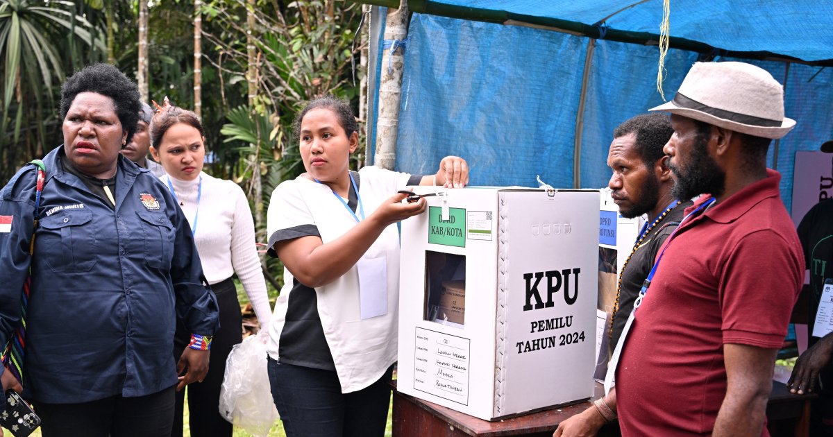 Indonesia begins voting to elect new president