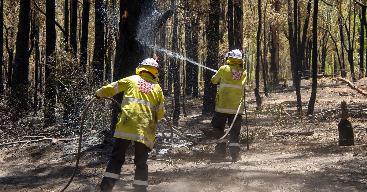 Out-of-control bushfire south of Perth threatens lives and homes