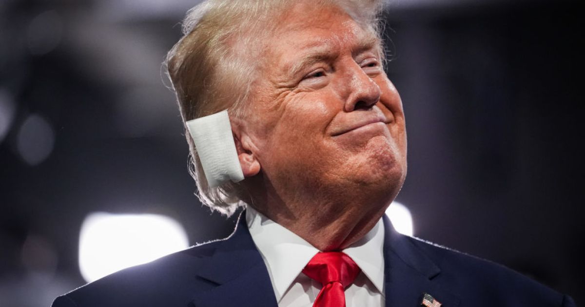 Bandaged Trump makes first appearance since shooting