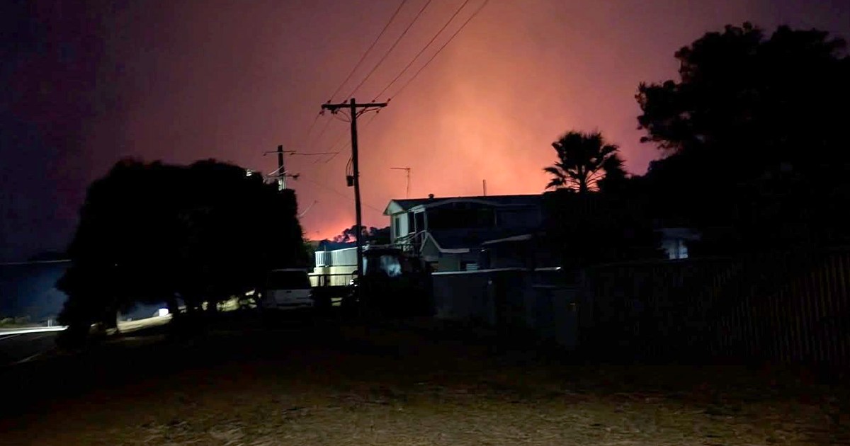 Seaside hamlet under threat as bushfire rages