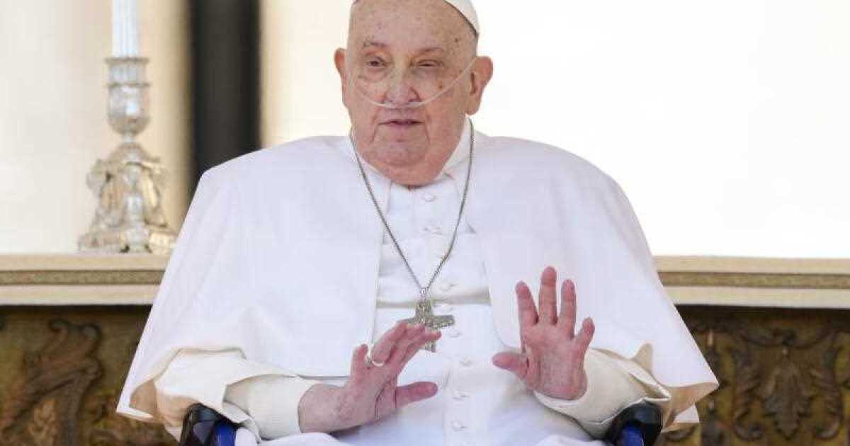 Pope in first Vatican appearance since leaving hospital
