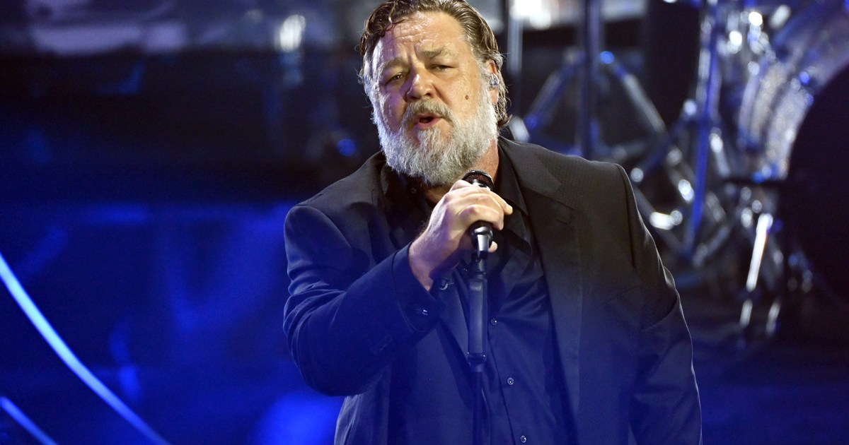 Crowe regrets phone-throwing arrest in New York