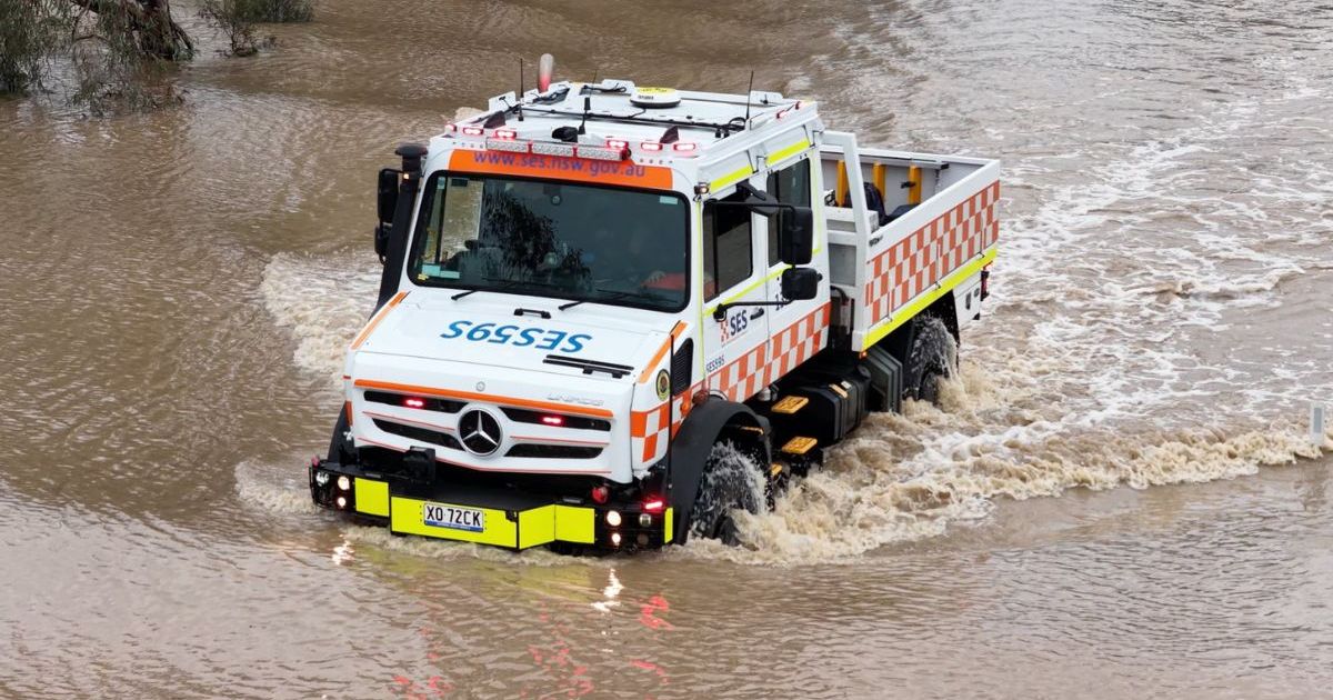 Search for two men after car 'crashes' into river