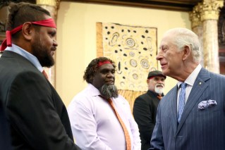 Anangu leaders meet King to mark Uluru handback