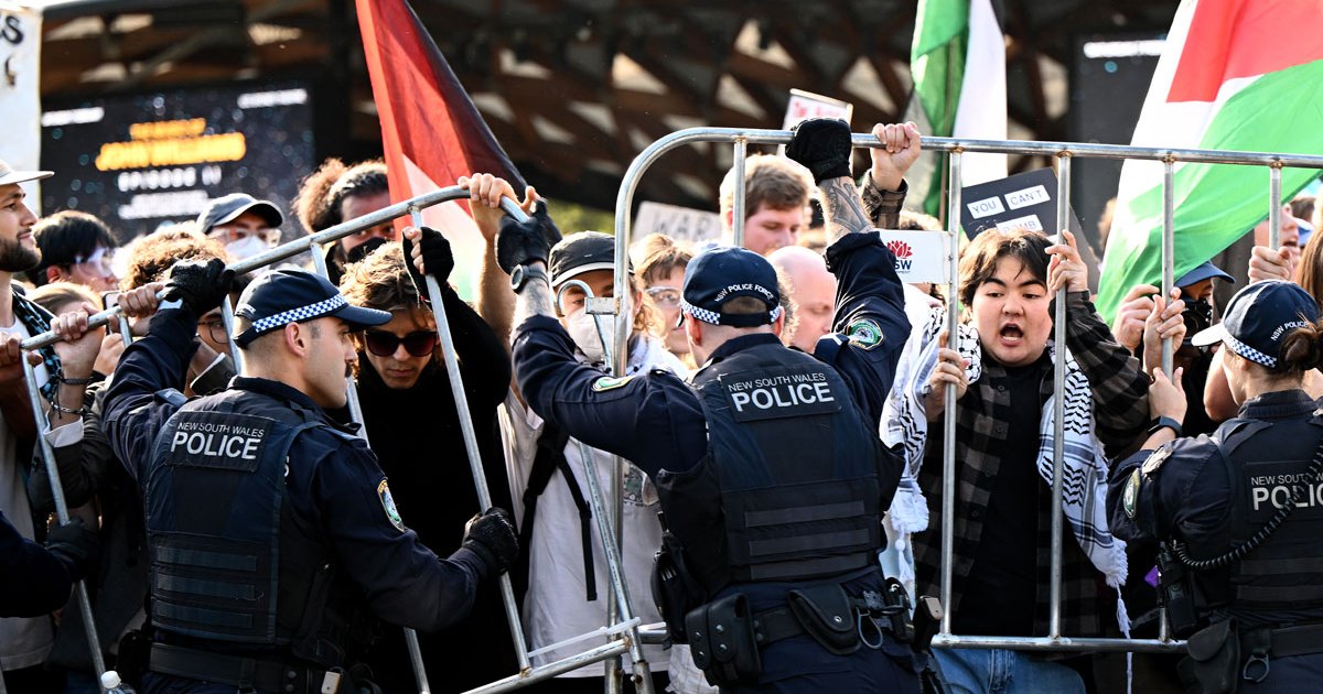 Chaos erupts with mass arrests at weapons expo protest