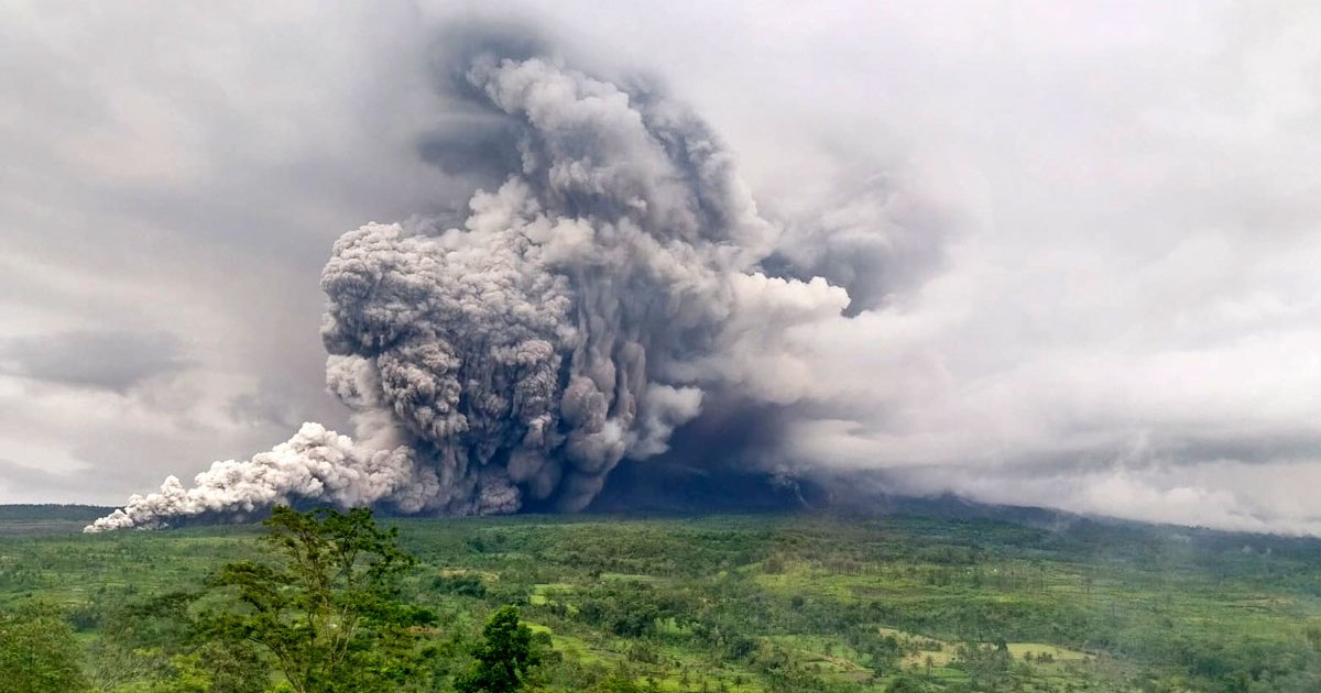 Huge volcano eruption sparks Australian flight alert