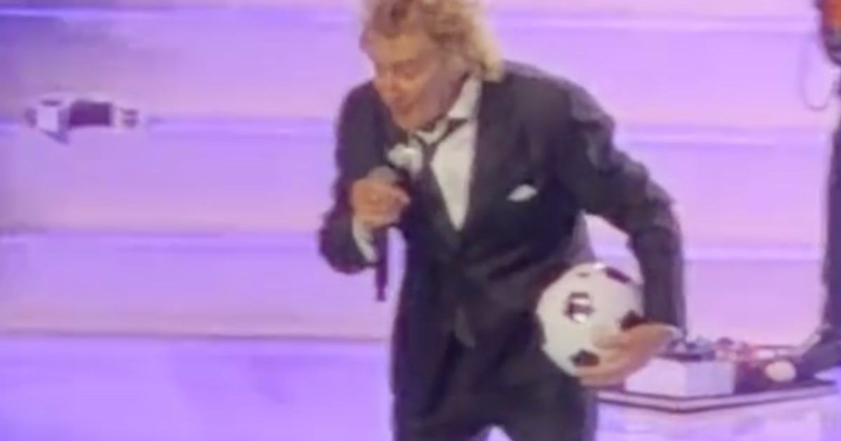 Rod Stewart stops concert to blast fan