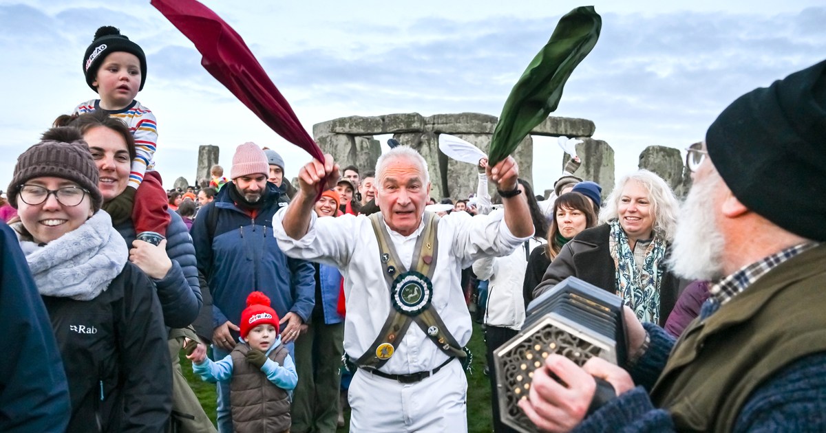 Stonehenge crowd cheers as sun rises on winter solstice