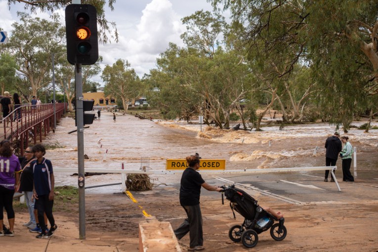Outback town evacuated as floodwaters creep nearer