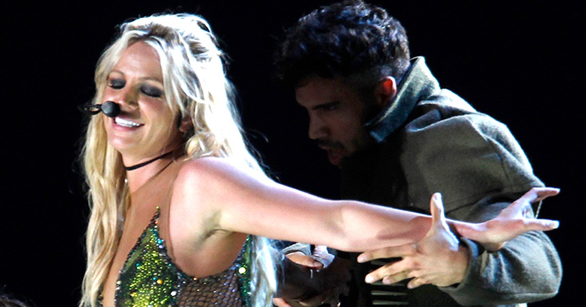 Britney Spears denies 'barking meltdown' at restaurant