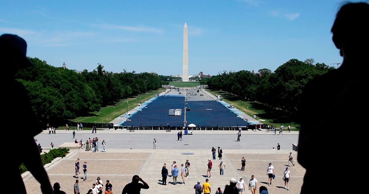Lawsuit over blue Lincoln Memorial reflecting pool